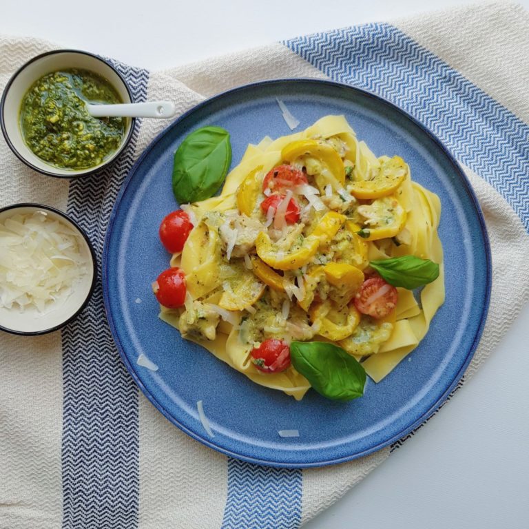 Pasta met gele courgette en pesto · Thebakingbucketlist.nl
